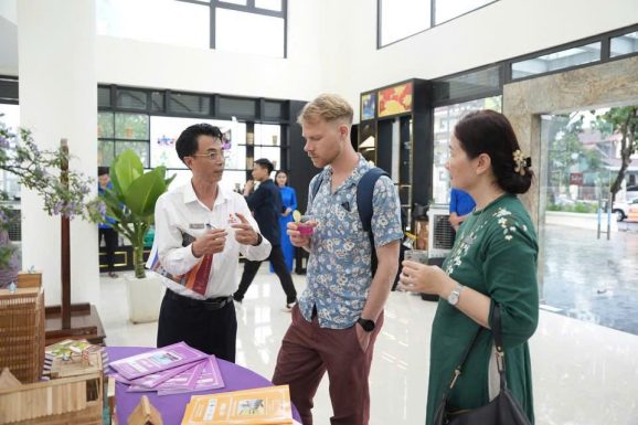 Trường Cao đẳng Du lịch Huế đón tiếp đoàn đại biểu cấp cao Na Uy – WWF ...