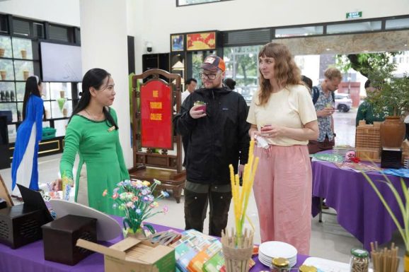 Trường Cao đẳng Du lịch Huế đón tiếp đoàn đại biểu cấp cao Na Uy – WWF ...